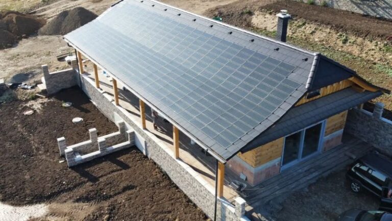 Žádné vrtání, žádné panely: Solární tašky integrují fotovoltaiku do ...